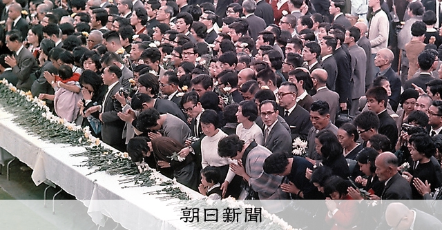 国葬に弔意？悩む学校 教委「地方への丸投げだ」 職員室、話題避ける場面も：朝日新聞