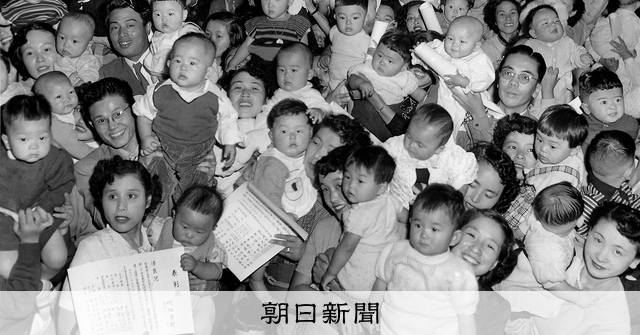 （朝日新聞写真館 Since1904）2度のベビーブーム こんにちは赤ちゃん：朝日新聞 6241